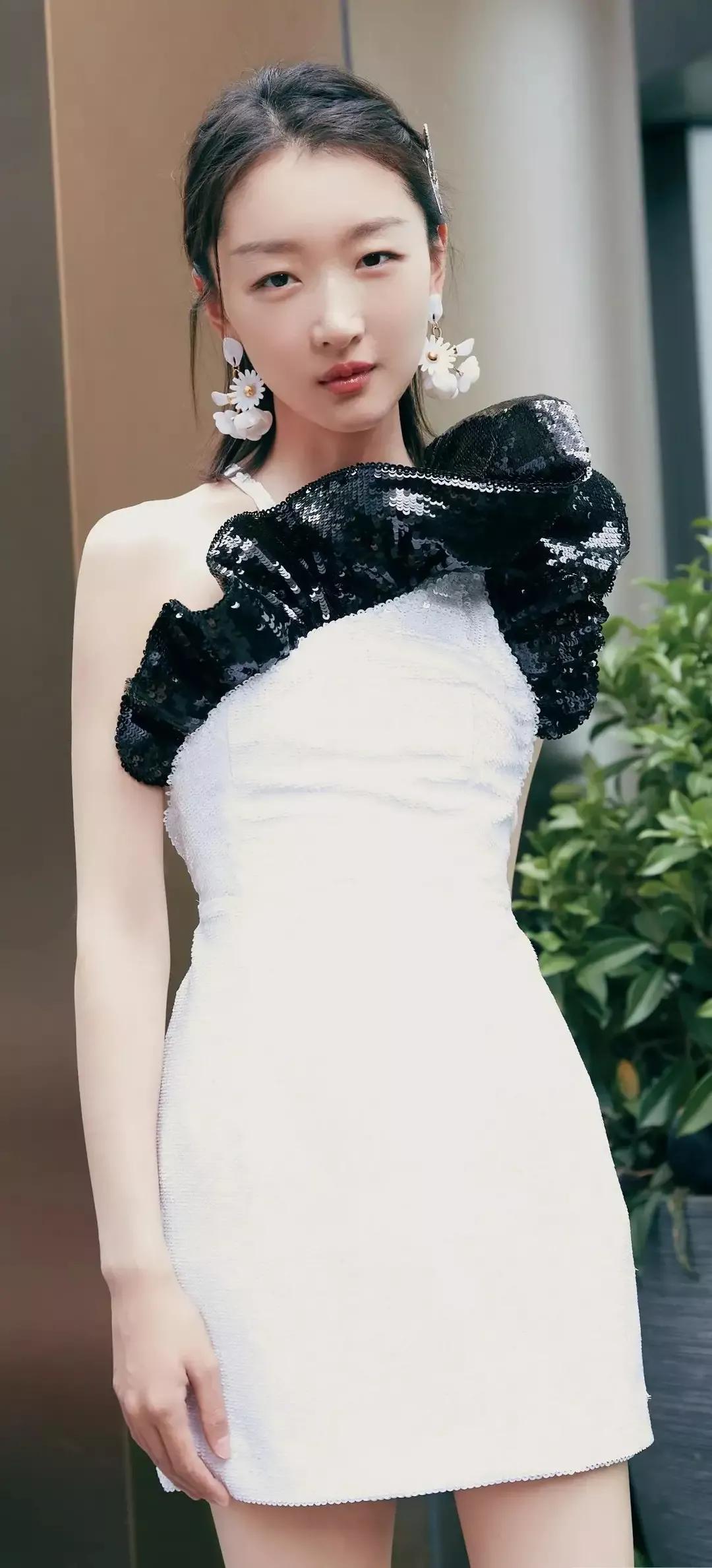 Share pictures—beautiful beauty Zhou Dongyu - iNEWS