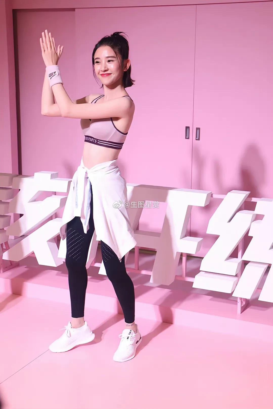 Tang Yixin's fashion runway show, sportswear has a bumpy figure - iNEWS
