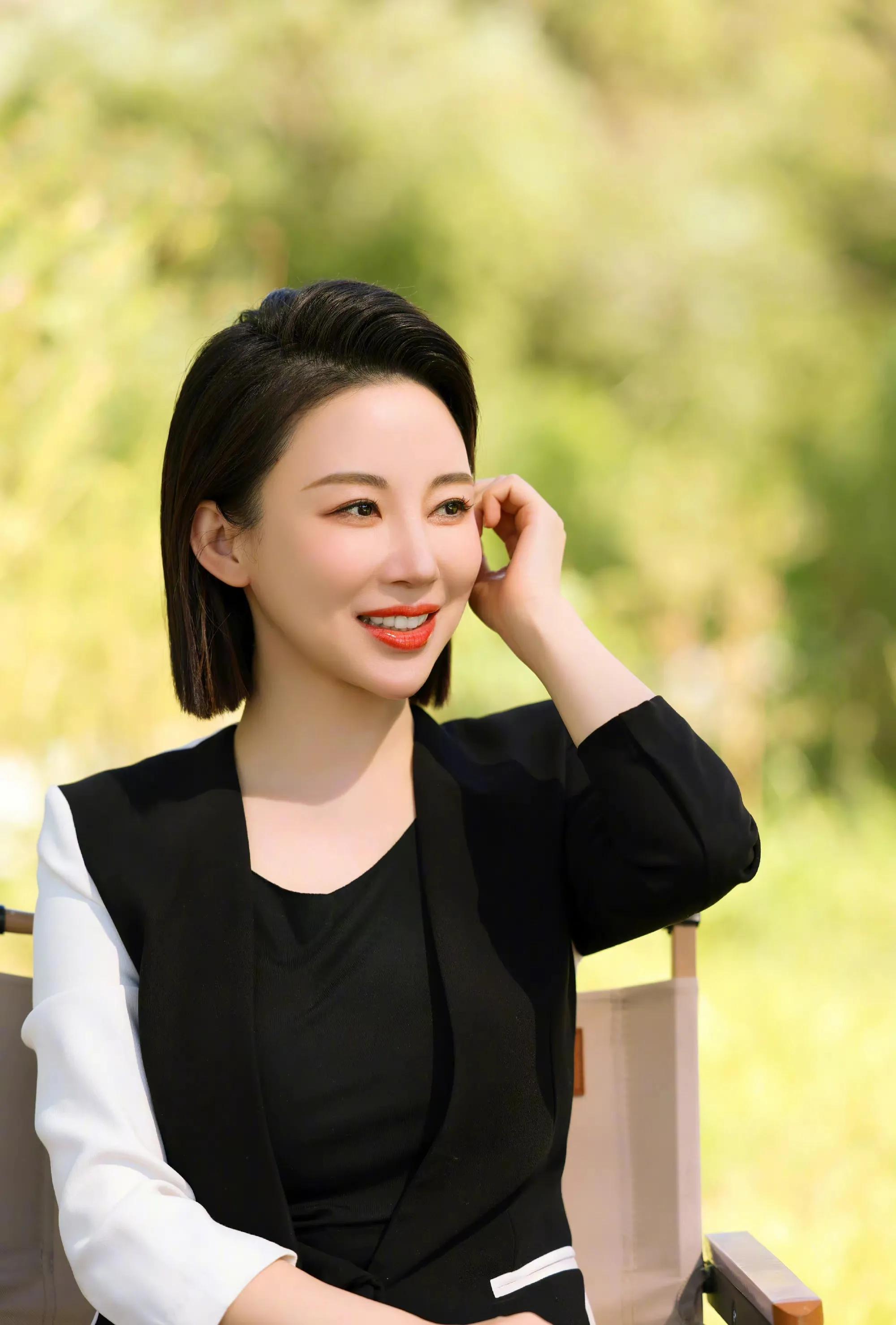 Pan Xiaoting has a picnic and camping with friends, it is very ...