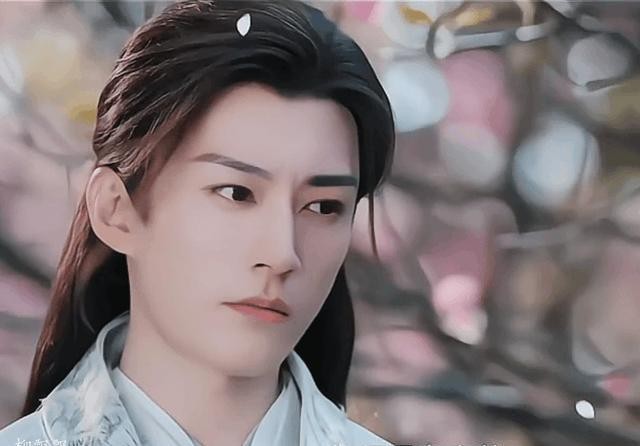 The female lead in the short drama is so beautiful! Putting Ren Min ...