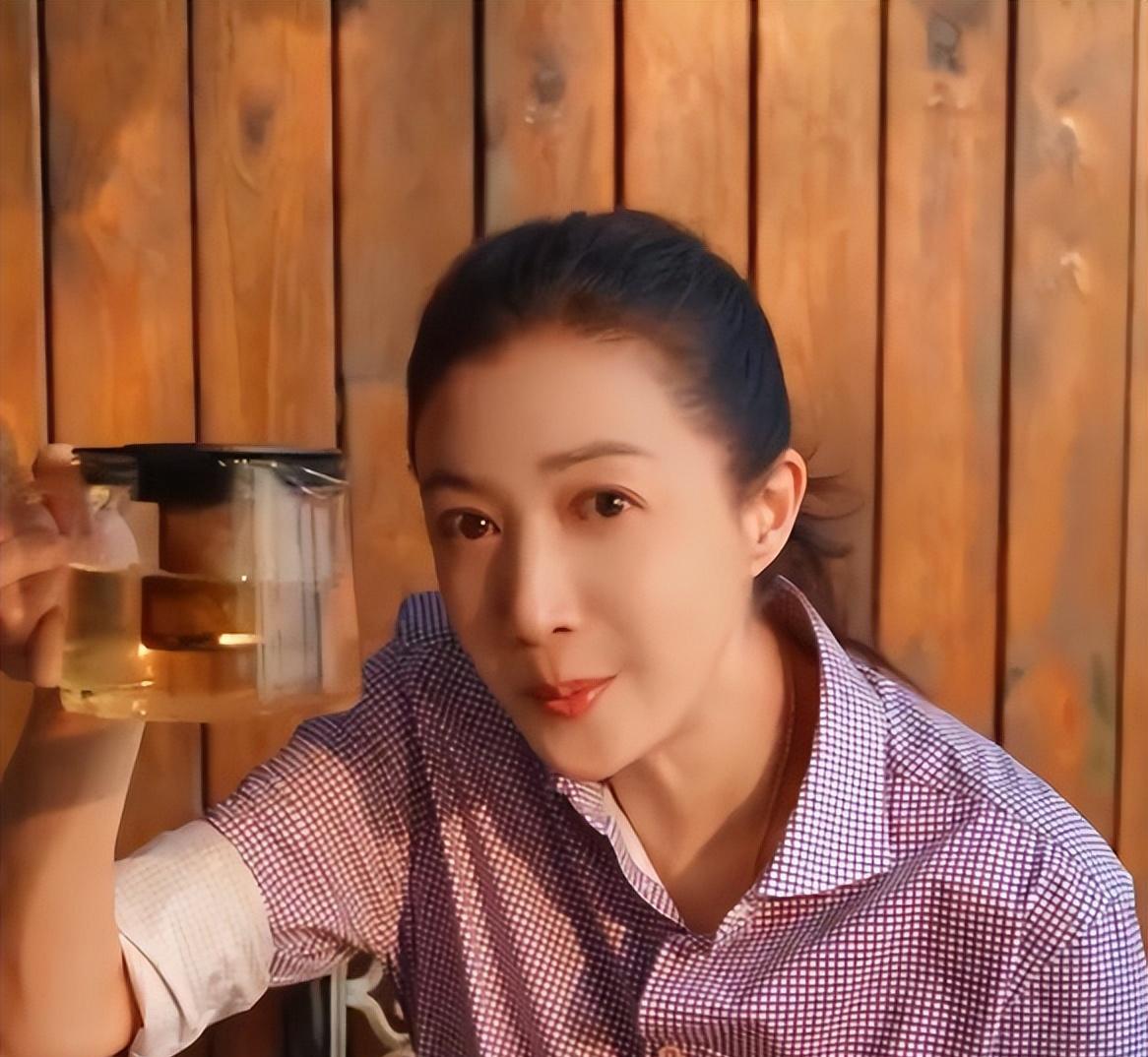 Wu Qili is happy to visit the West Lake, and her daughter Wu Zhuolin is ...