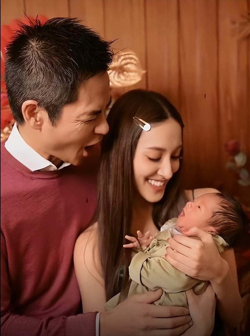 Chen Kailin officially announced the birth of a child on the first day ...