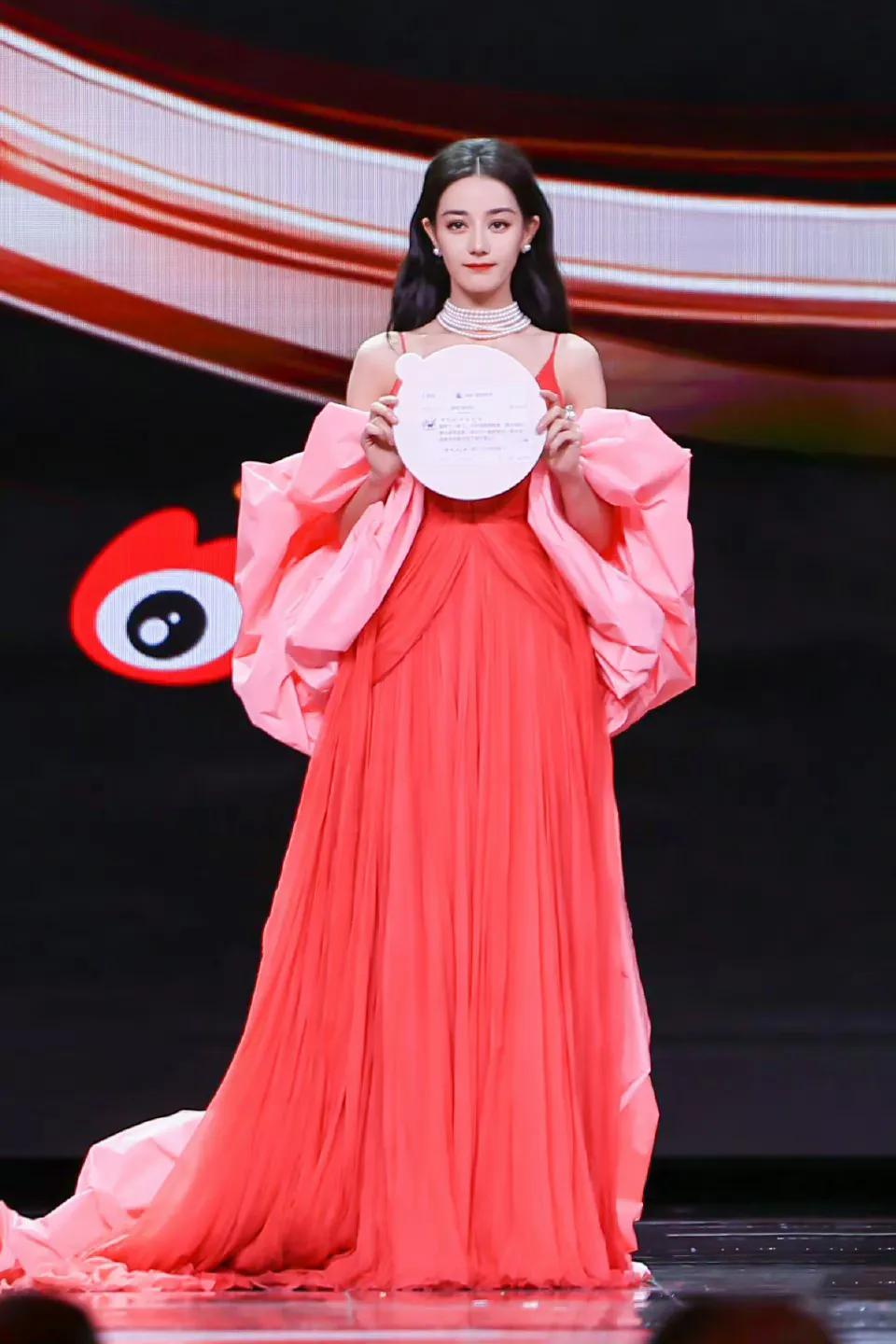 Weibo Night: Beautiful pictures of Di Lieba Dilimulati - iMedia