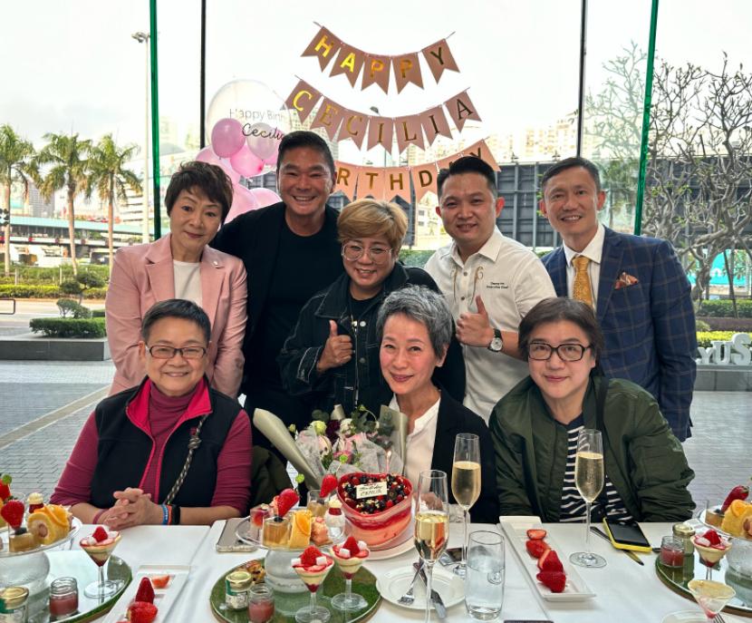 Ye Tong celebrates his 60th birthday! The roots of white hair are ...