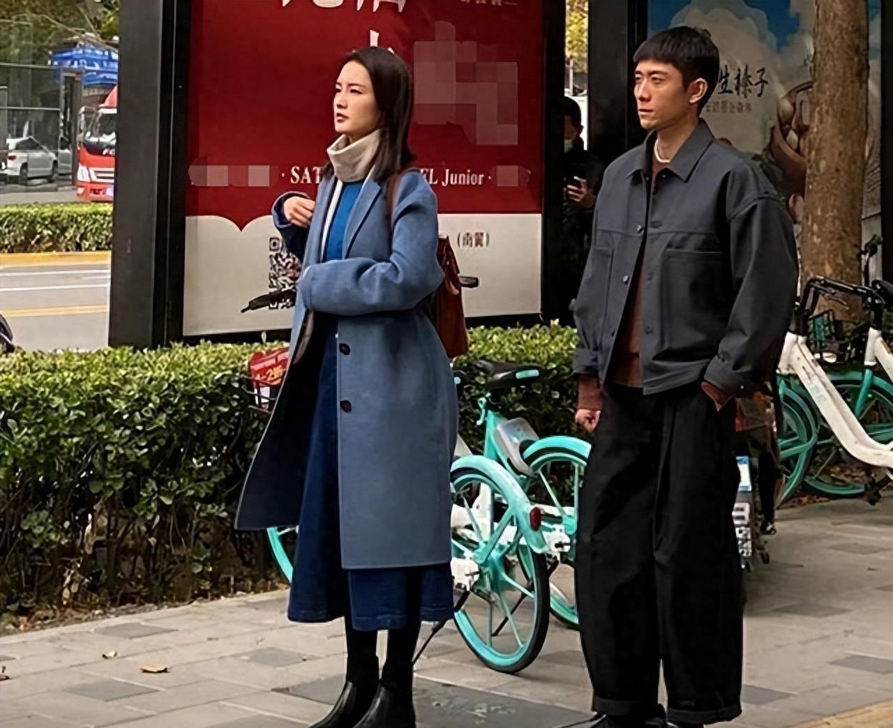 Hot scandal! Zhang Yishan and Li Qin hold hands in a street carnival ...