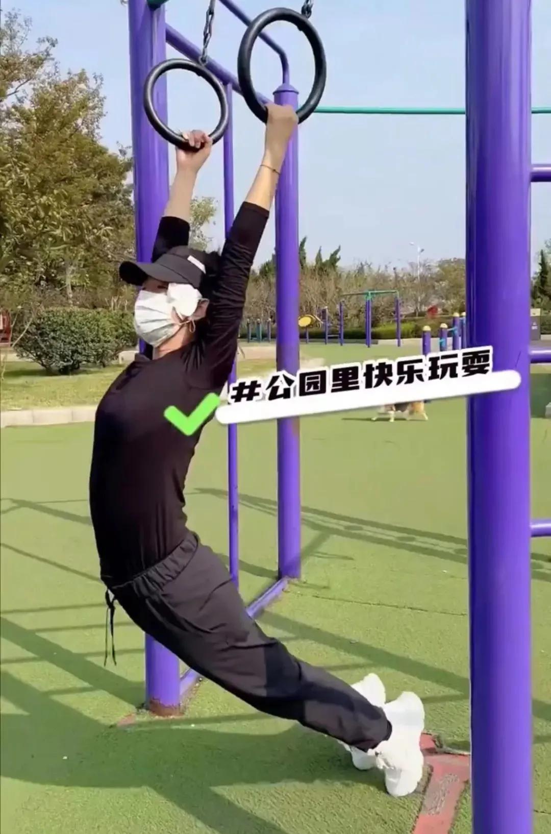 Passers-by photographed Li Bingbing running, her makeup and figure are ...