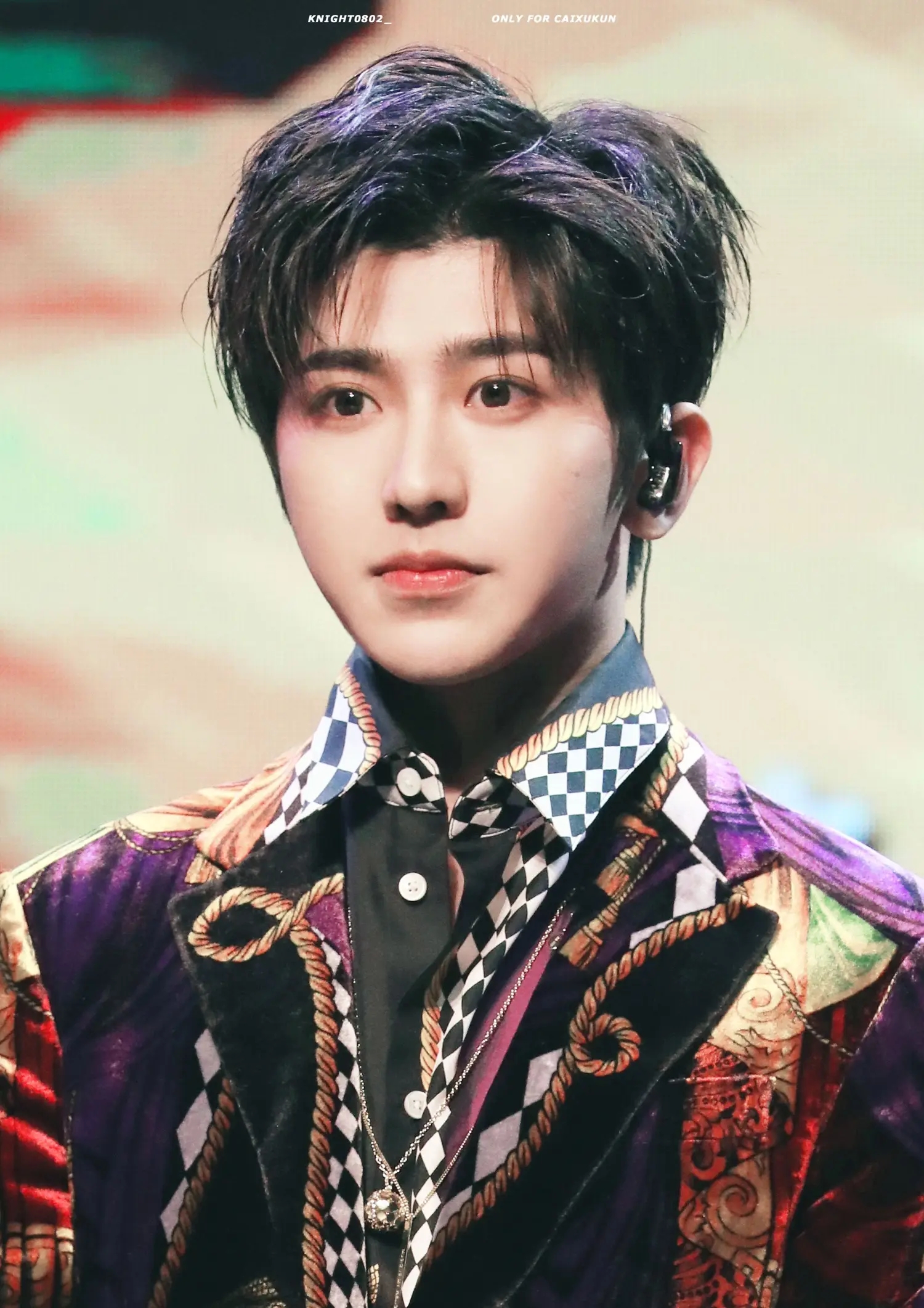 Cai Xukun stared intently at the eyes of this girl group member, and even licked his tongue ...