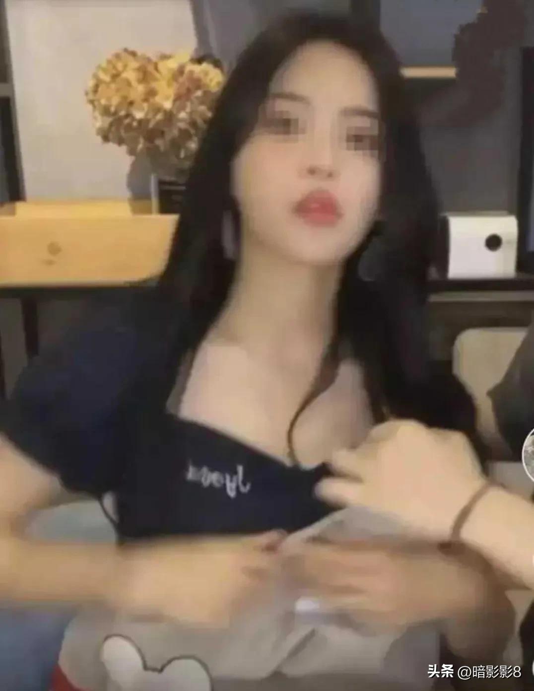 Yang Chaoyue accidentally undressed during the live broadcast - iMedia