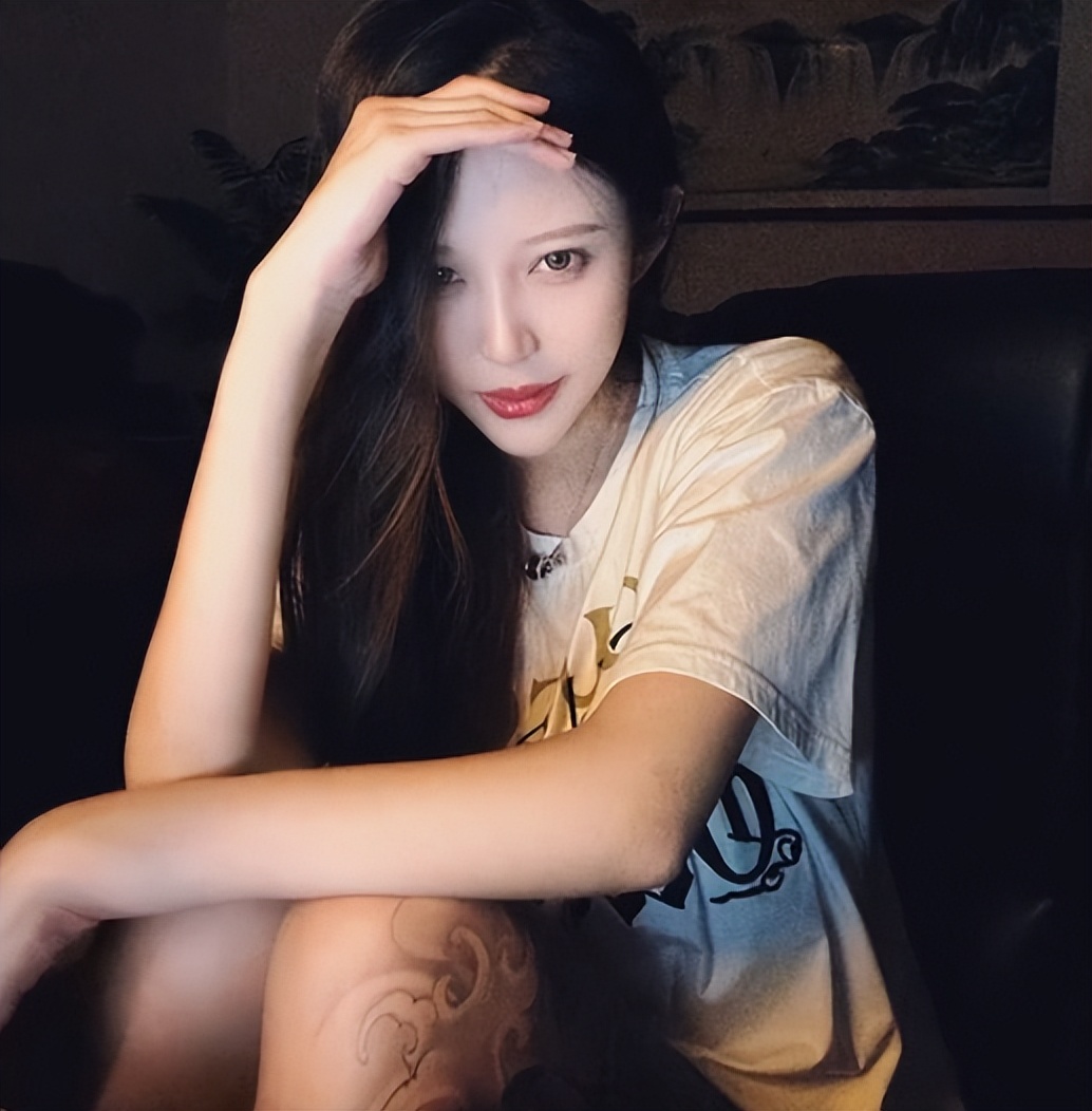 Zhao Ziting posted photos of her pregnant belly, her face softened a ...