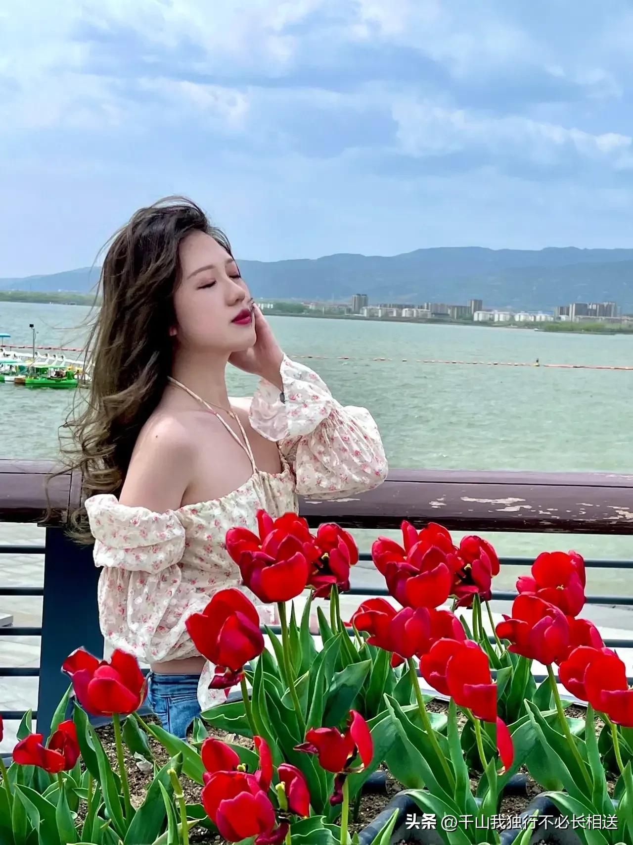 Tulips bloom in Jinyang Lake - iNEWS