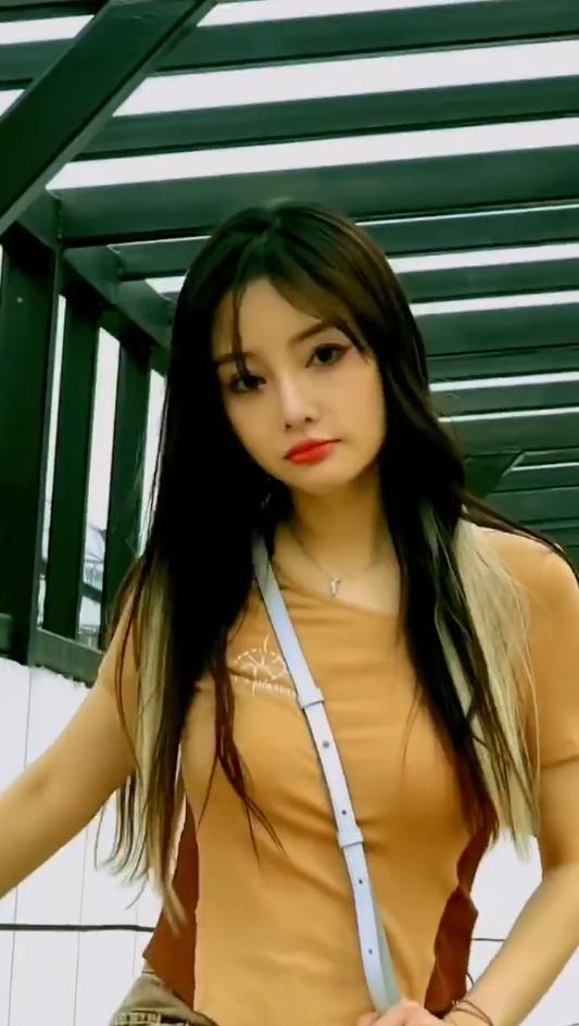 After being questioned and reuniting with Jia Nailiang, Li Xiaolu took photos of her witty and ...