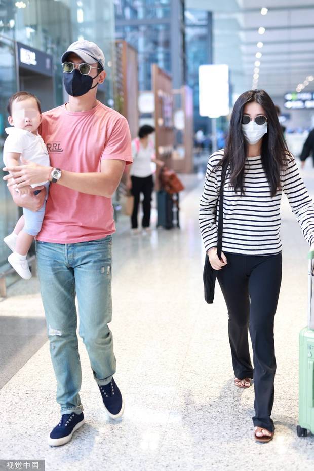 Zhu Zhu and her husband brought their daughters to the airport with a ...