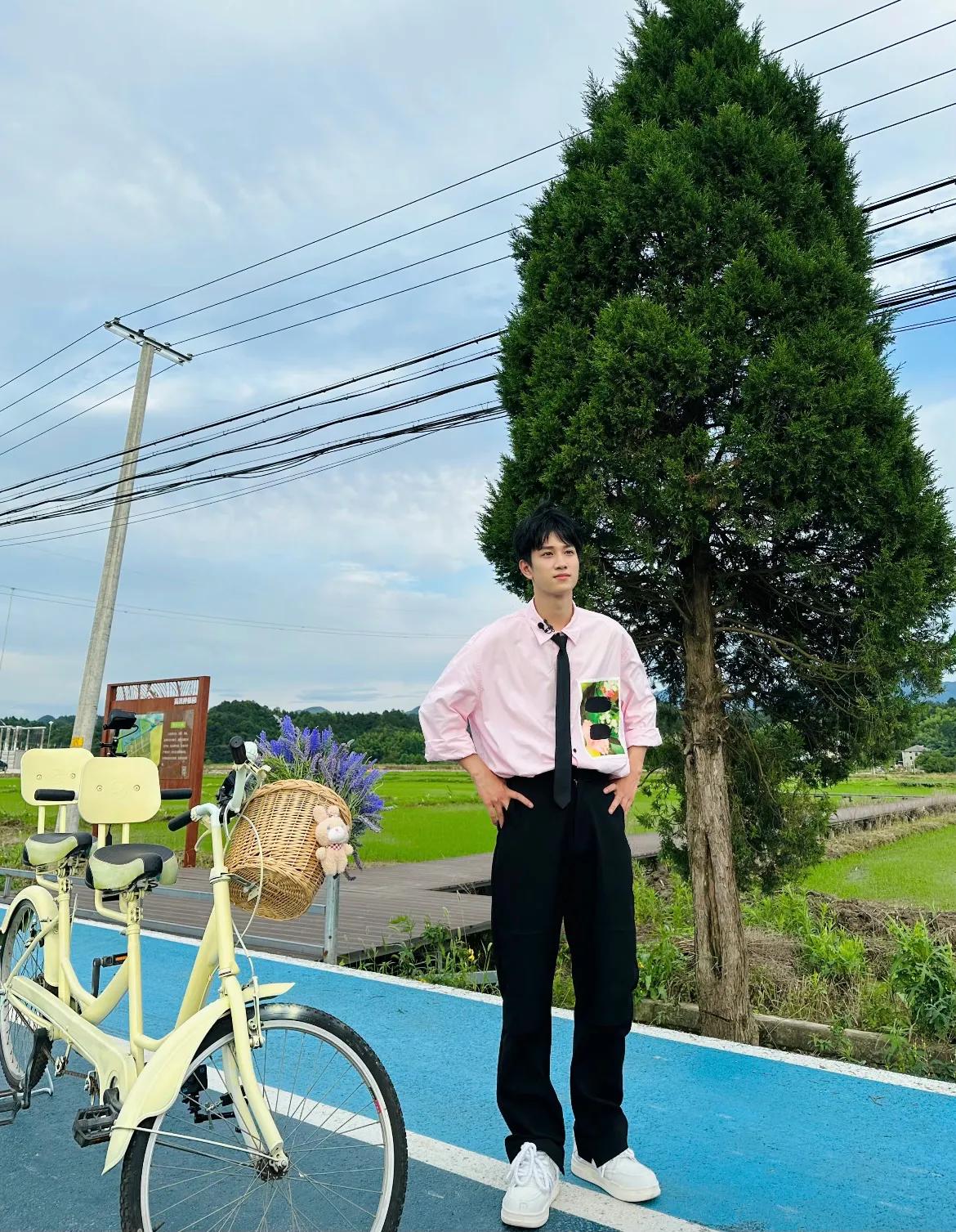 Jiang Yiyi took a group photo with Ao Ziyi, wearing the same color and ...