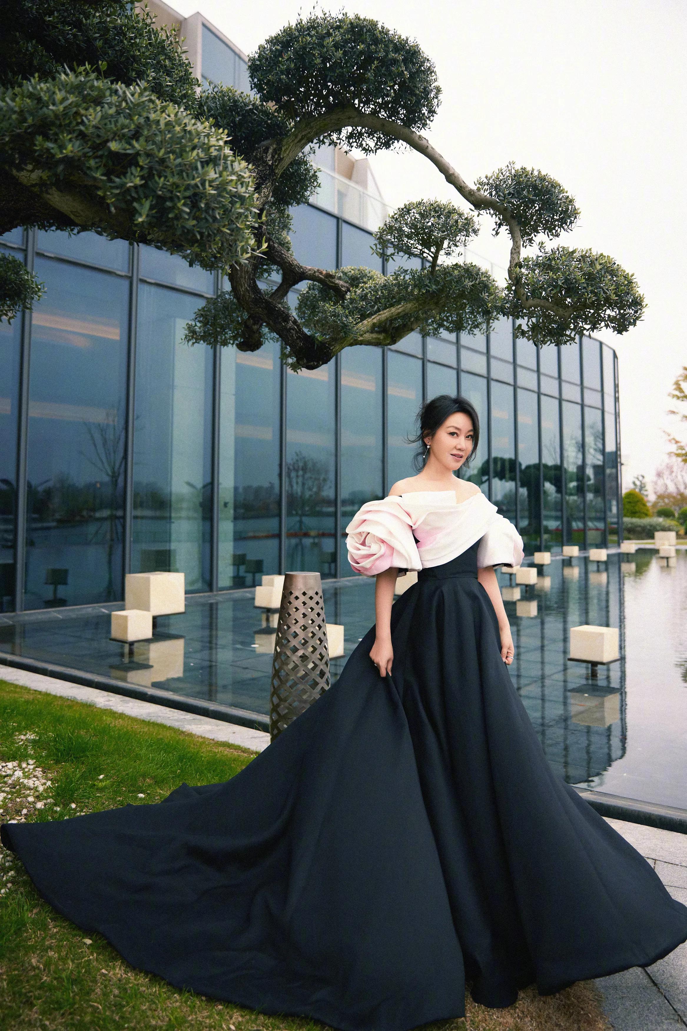 Yan Ni Qiangwei blooms so beautifully, and her sister is also blooming ...