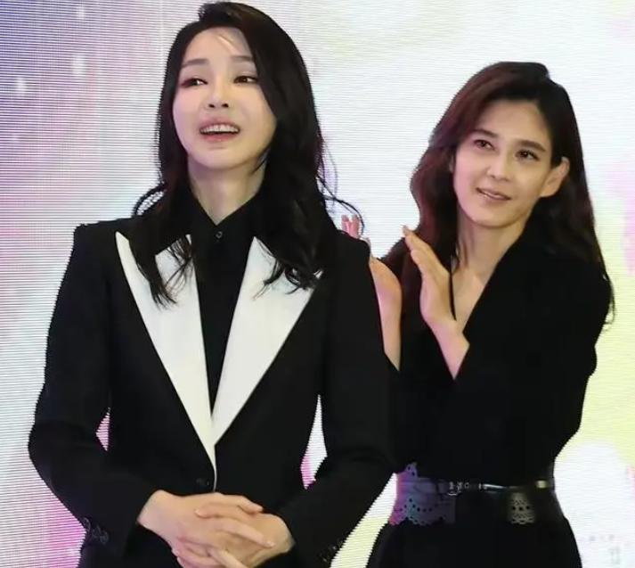 Li Fuzhen is on the same stage as Mei Jianxi, her baby face shines out ...