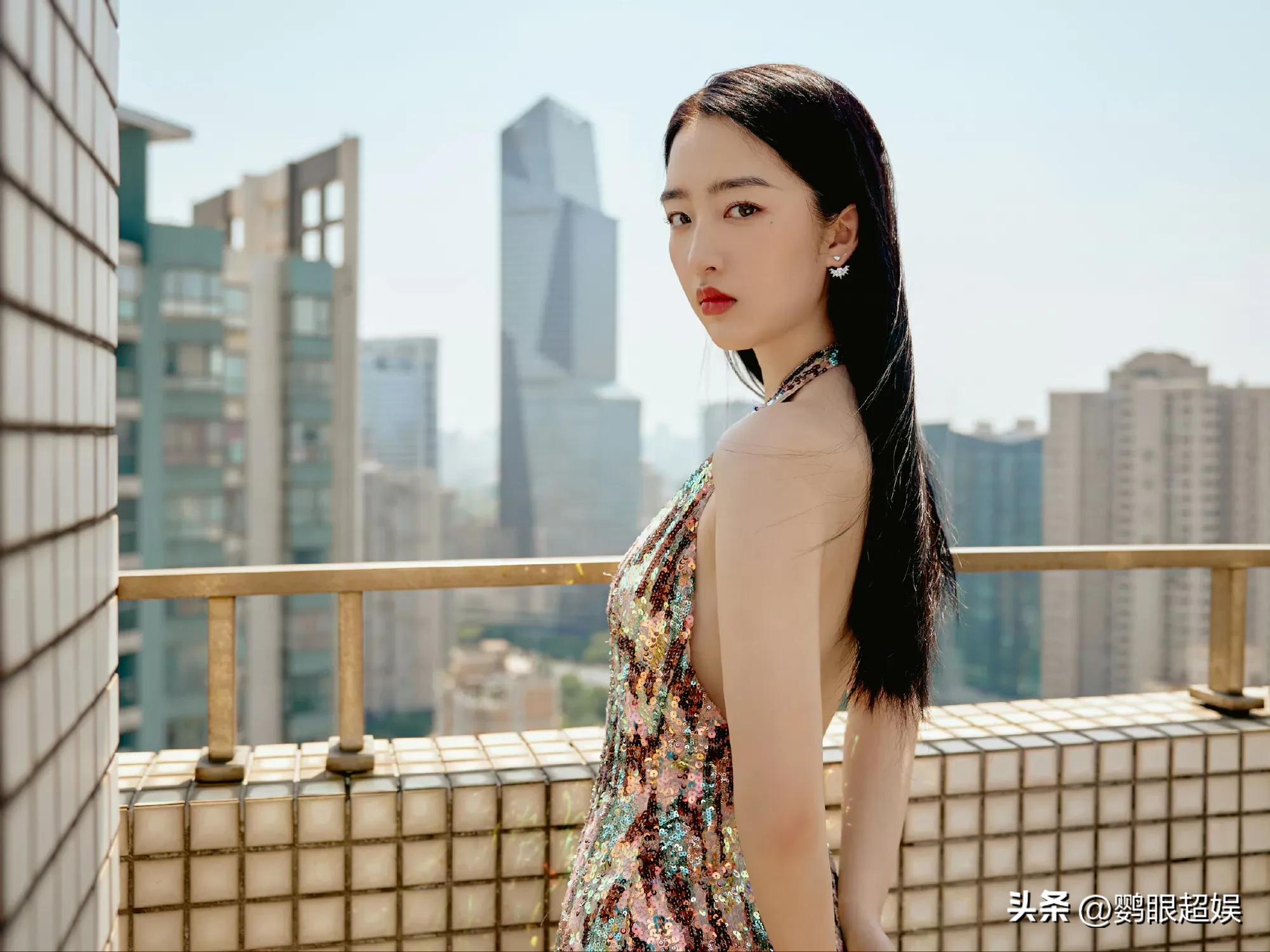 Photo of Deng Enxi's hanging neck sequin dress, shining light - iNEWS