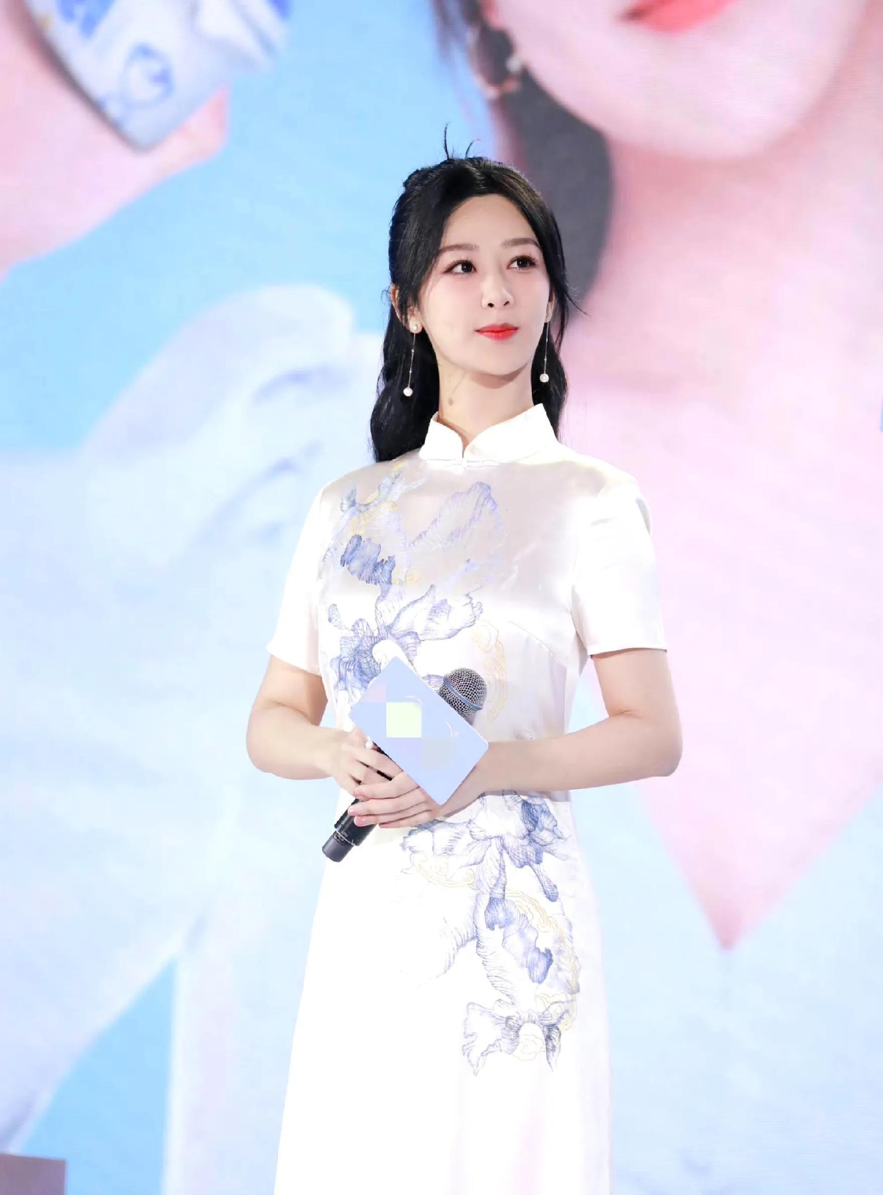 Yang Zi: Wearing a national-style cheongsam and appearing in the live ...