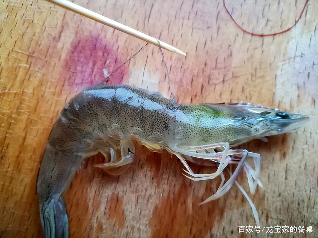 When dealing with prawns, it is wrong to pick the prawn line directly ...