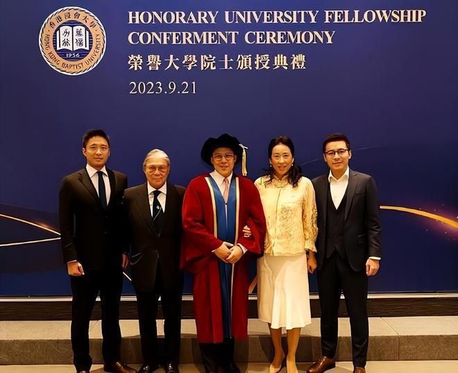 Lingling Zhu accompanied Fok Qigang to receive the award, and wore an ...