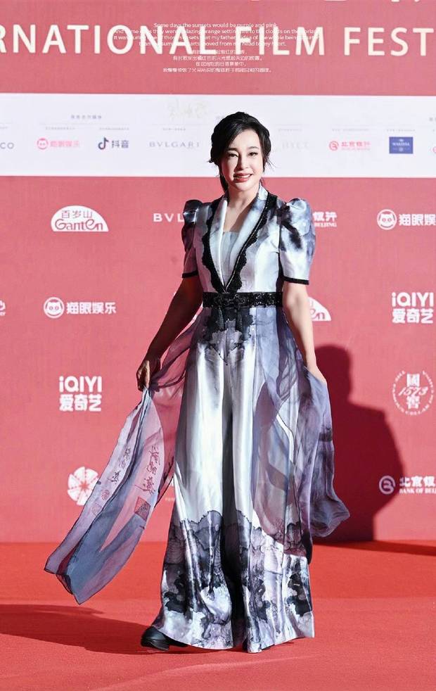 Liu Xiaoqing's ink painting Guofeng long dress has been exposed for ...