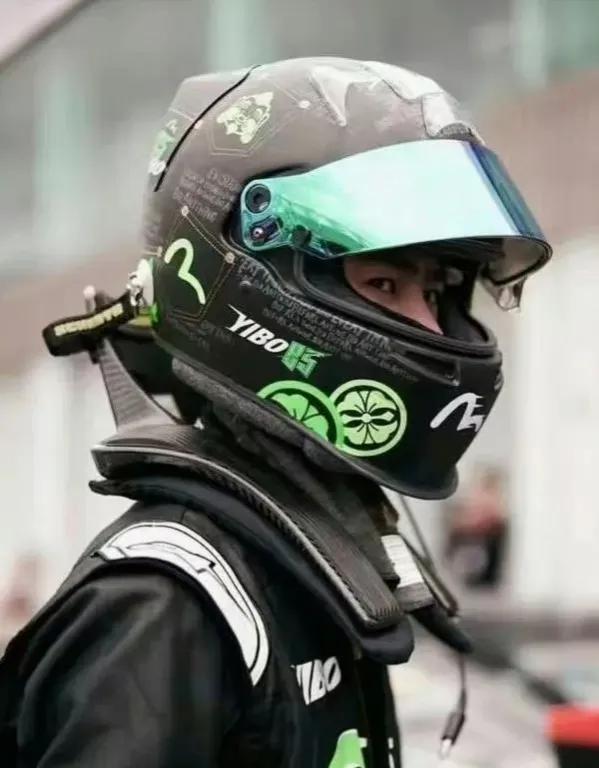 Wang Yibo is an extreme sports fanatic, a passionate boy on stage, and ...