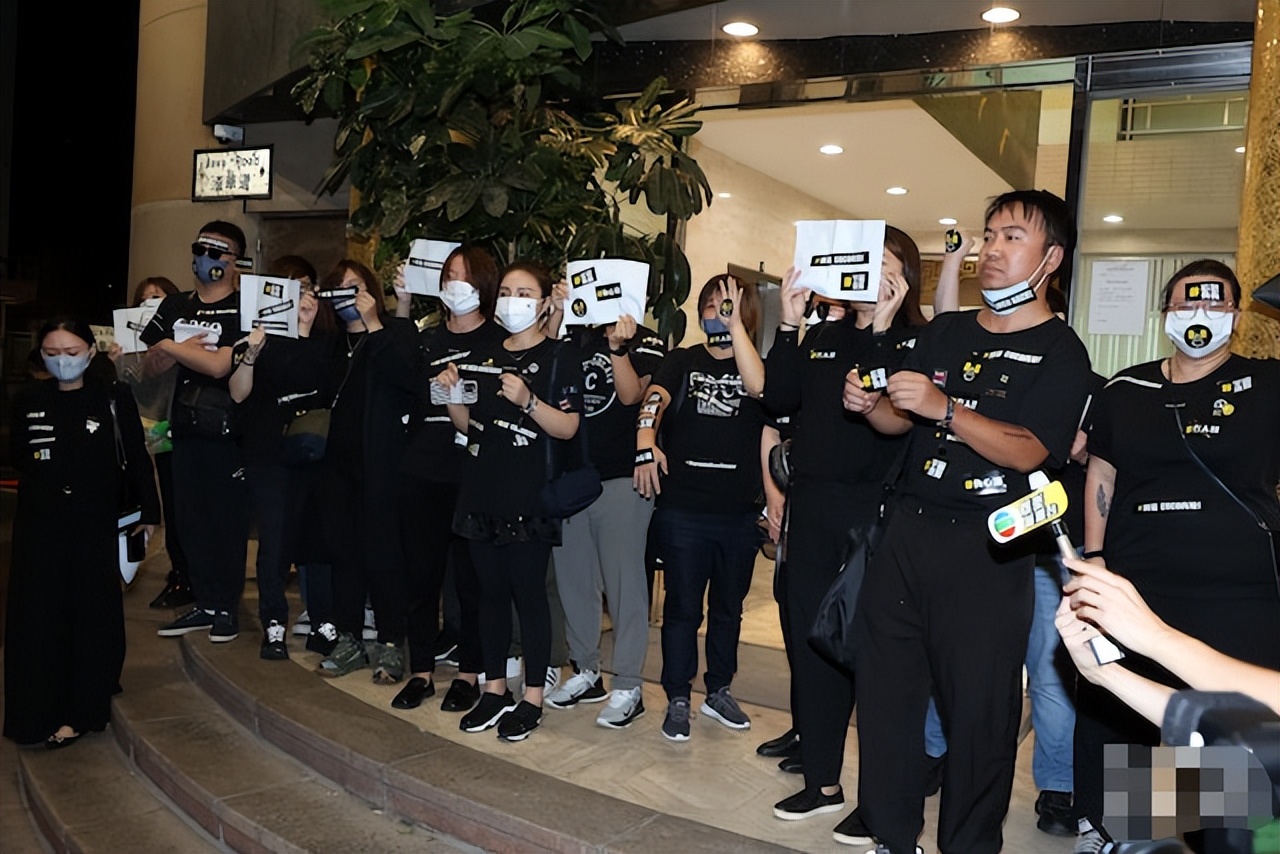 Fans of Coco Lee's funeral are out of control! Raised a sign to ...