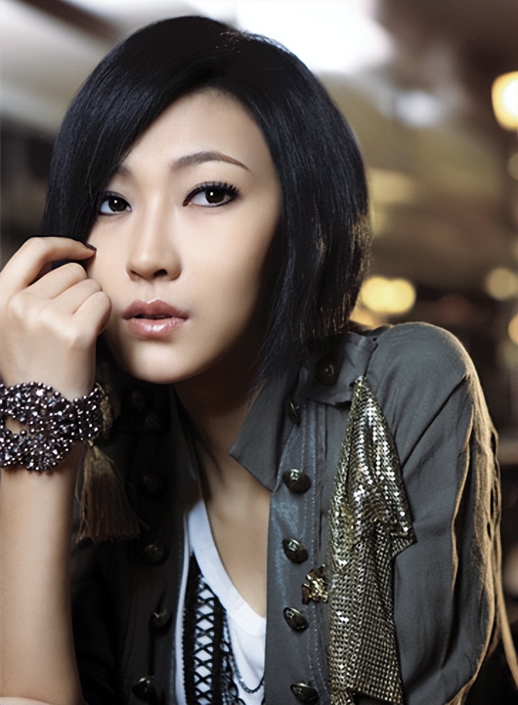 Almighty musician Li Ronghao, became popular and abandoned his model ...