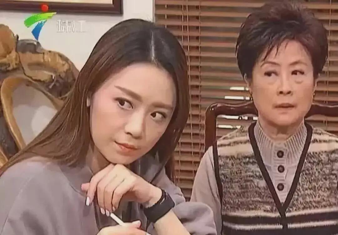 Among the 4 cross talk actors active in "The Foreign Wife Local Lang", 3 are Huang Junying's ...