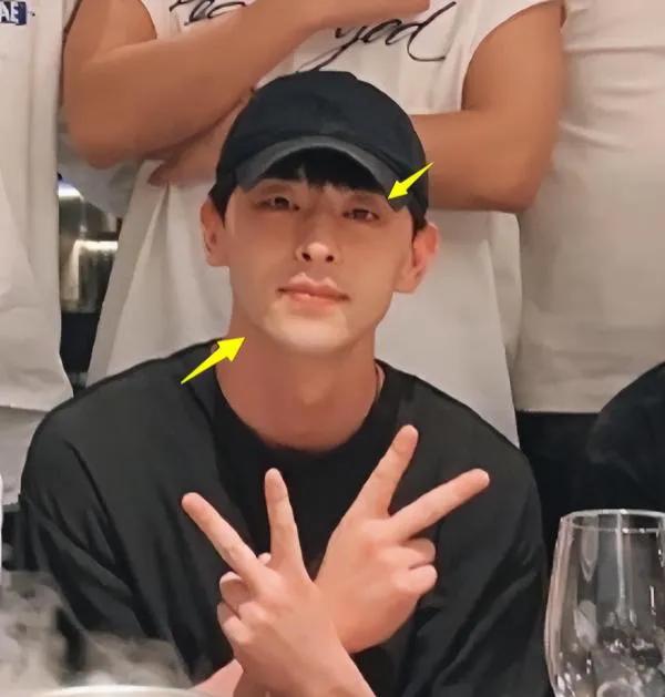 Deng Lun appeared at an internet celebrity party and took a photo with ...