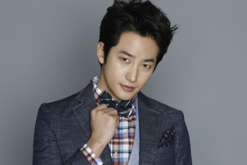 A mistake ruined Park Shi Hoo's future. From a trending male star to a ...