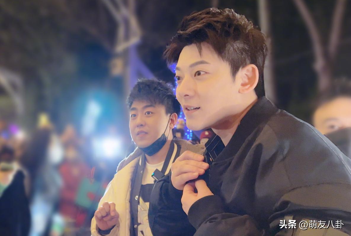 Fans at the night market watched Chen Xiang set up a stall, and ...