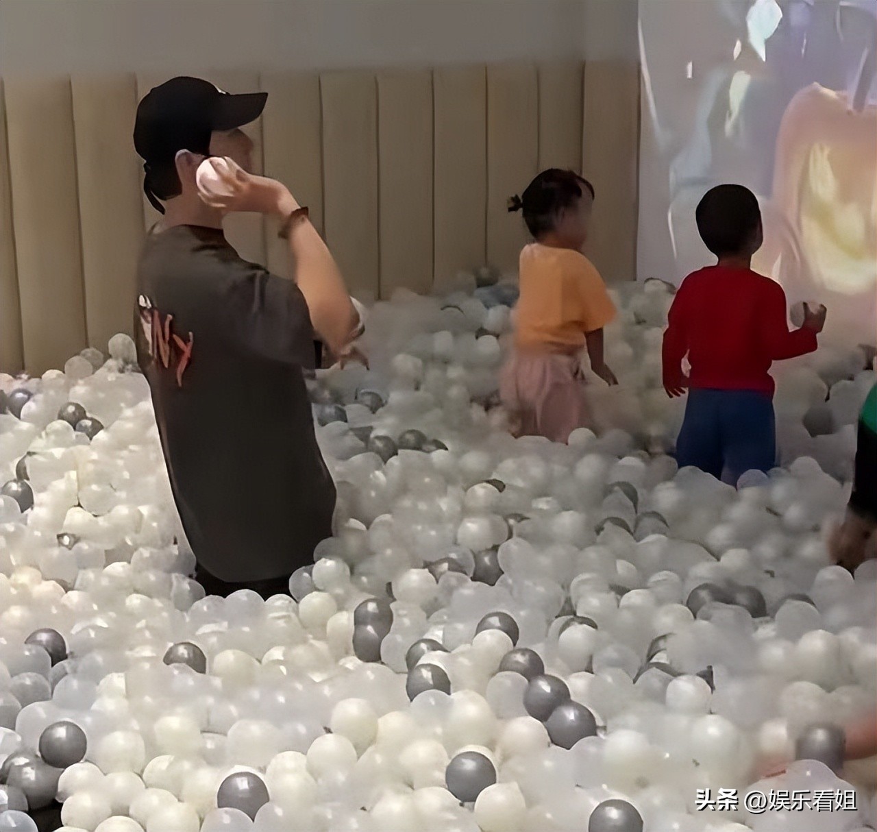 The 5-year-old little sponge is lively and cute, and looks more like ...