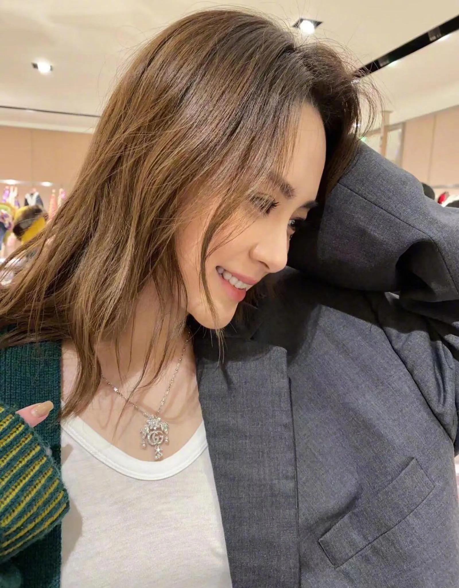 Zhong Xintong: Charming and intellectual, light and sensual - iNEWS