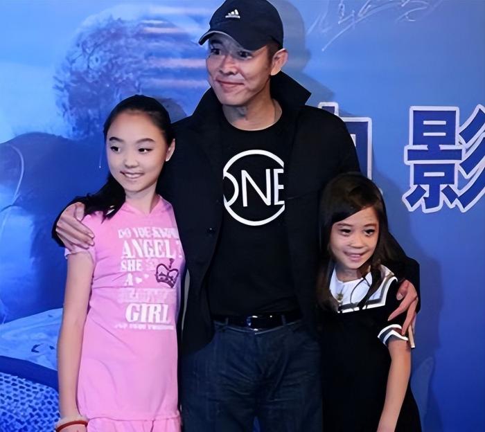 They are both Jet Li's children, Huang Qiuyan and Li Zhi's daughters, the gap between them is ...