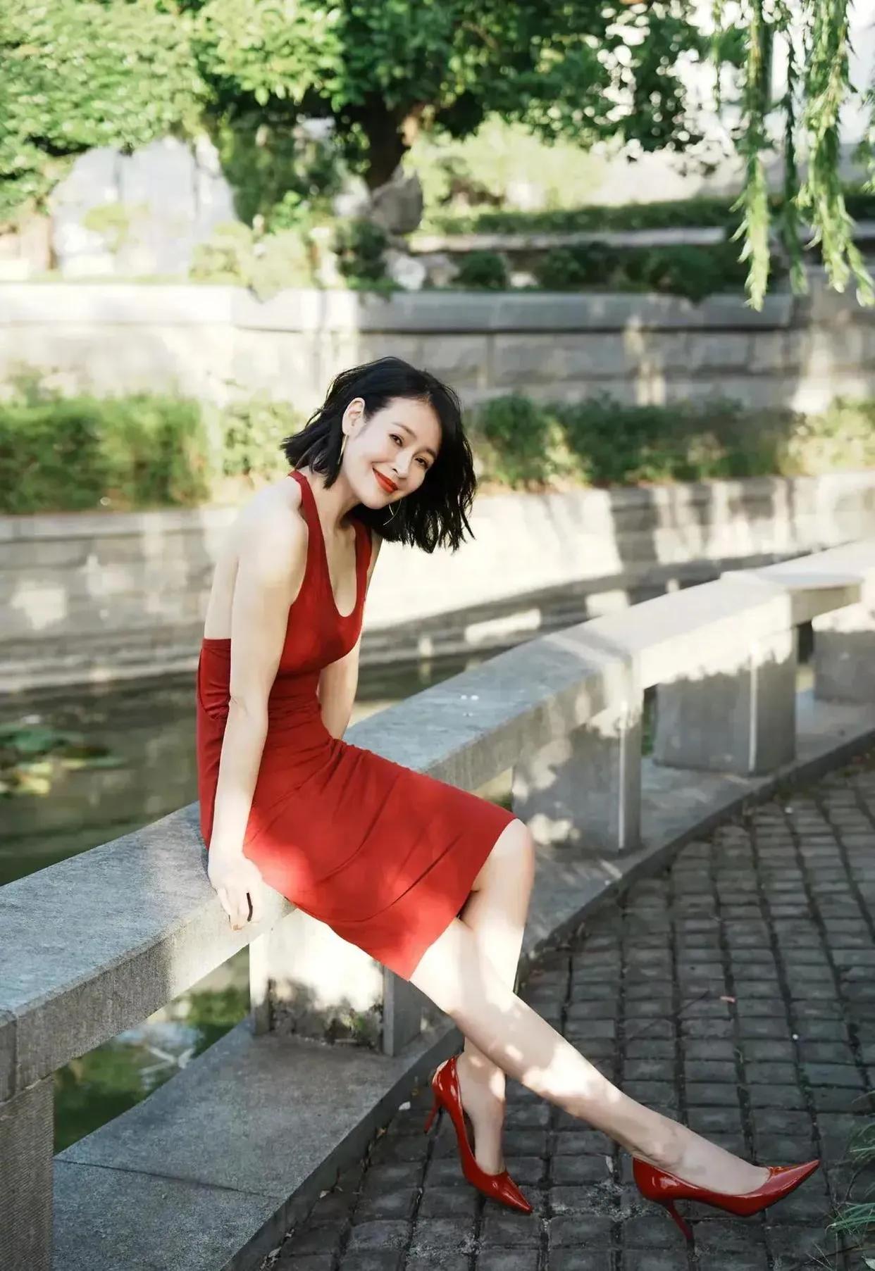 The 40-year-old bride, Yu Mingjia, took pictures by the river a bit ...