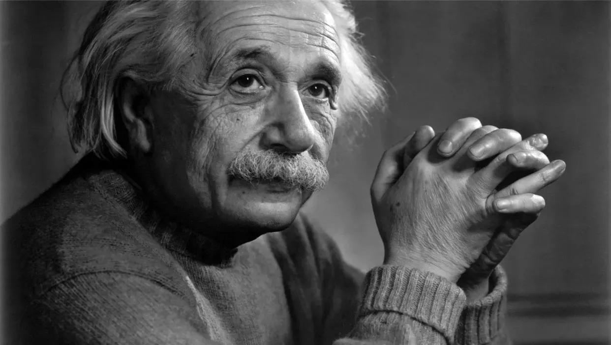 Einstein only took pictures of the "upper body"? After seeing the full ...
