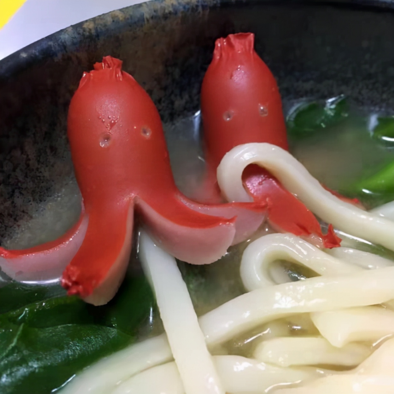 Why do Japanese bento always make sausage like octopus?In fact, there ...