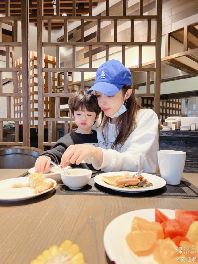 The Medina family went out to eat, Jiang Chao held his four-month-old ...