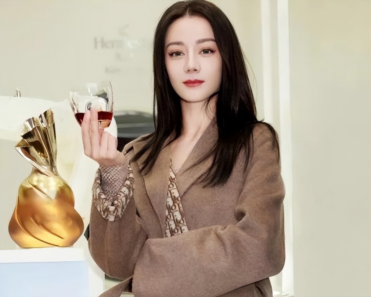 Di Lieba's "catfish beard" bangs caused controversy, suggesting to ...