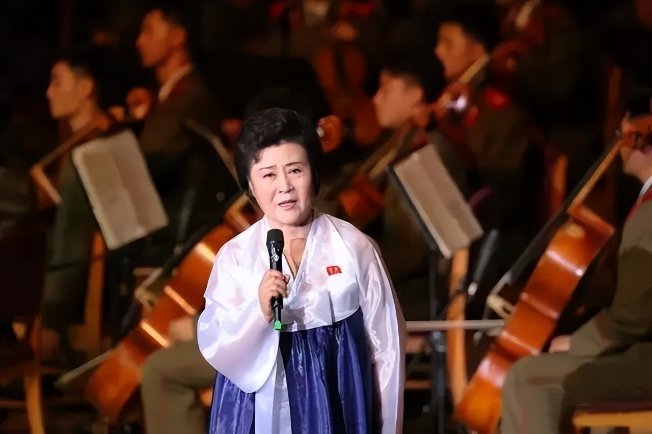 The first person on the North Korean screen, the announcer Li Chunji ...