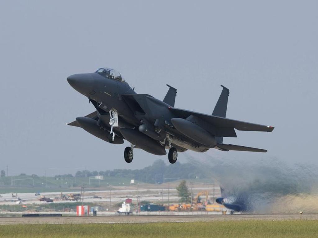 F-15 two point landing - iNEWS