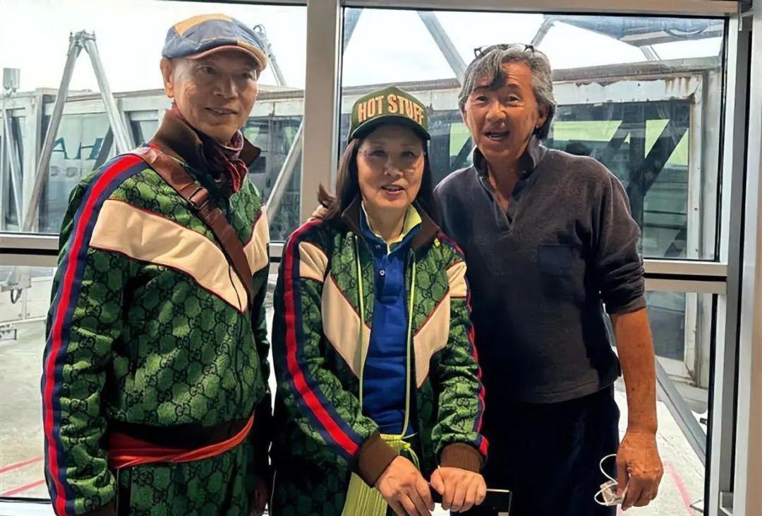 Wang Mingquan and his wife were photographed while traveling. She ...