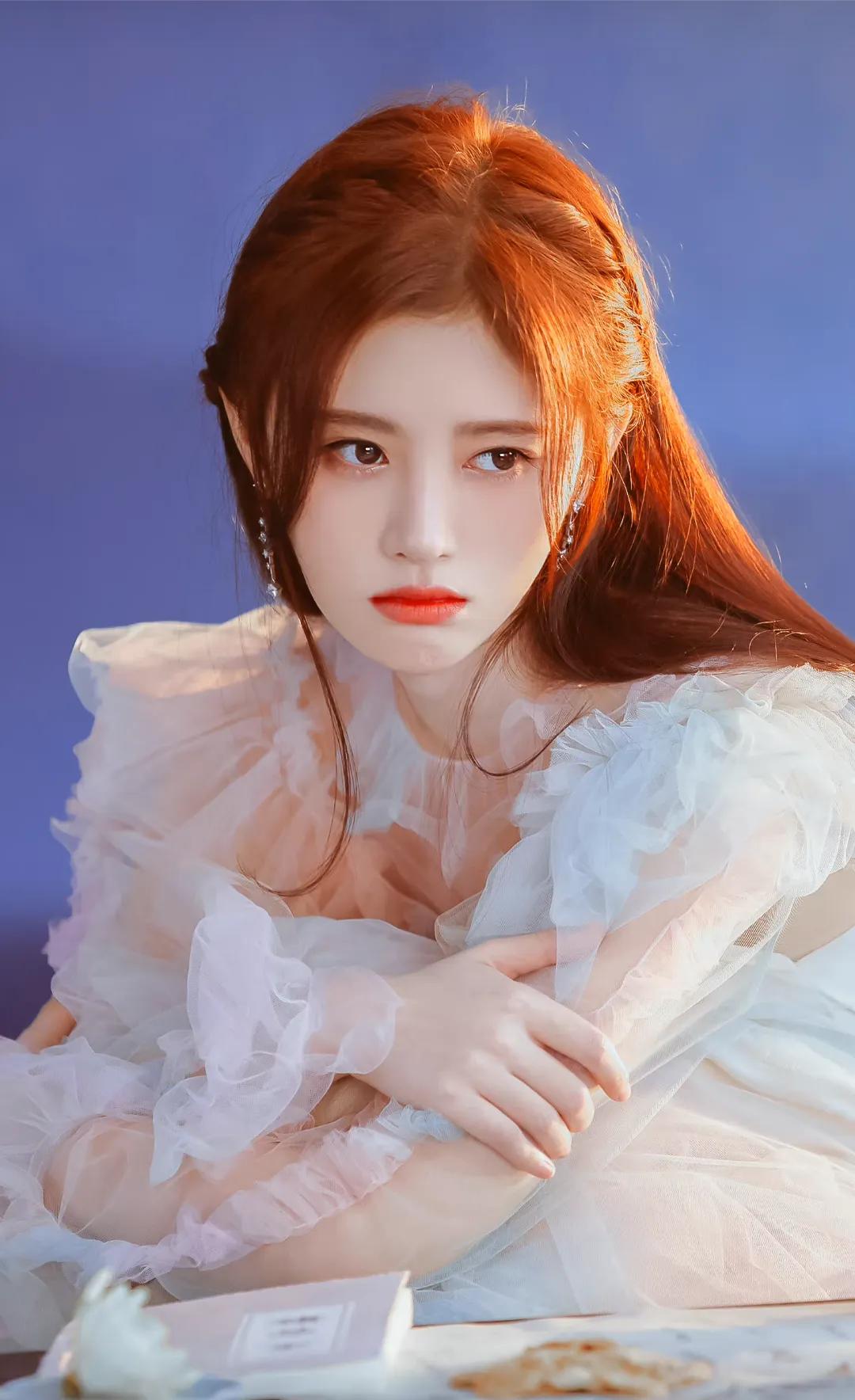 The lady under the light, Ju Jingyi reads elegantly, is it the white ...