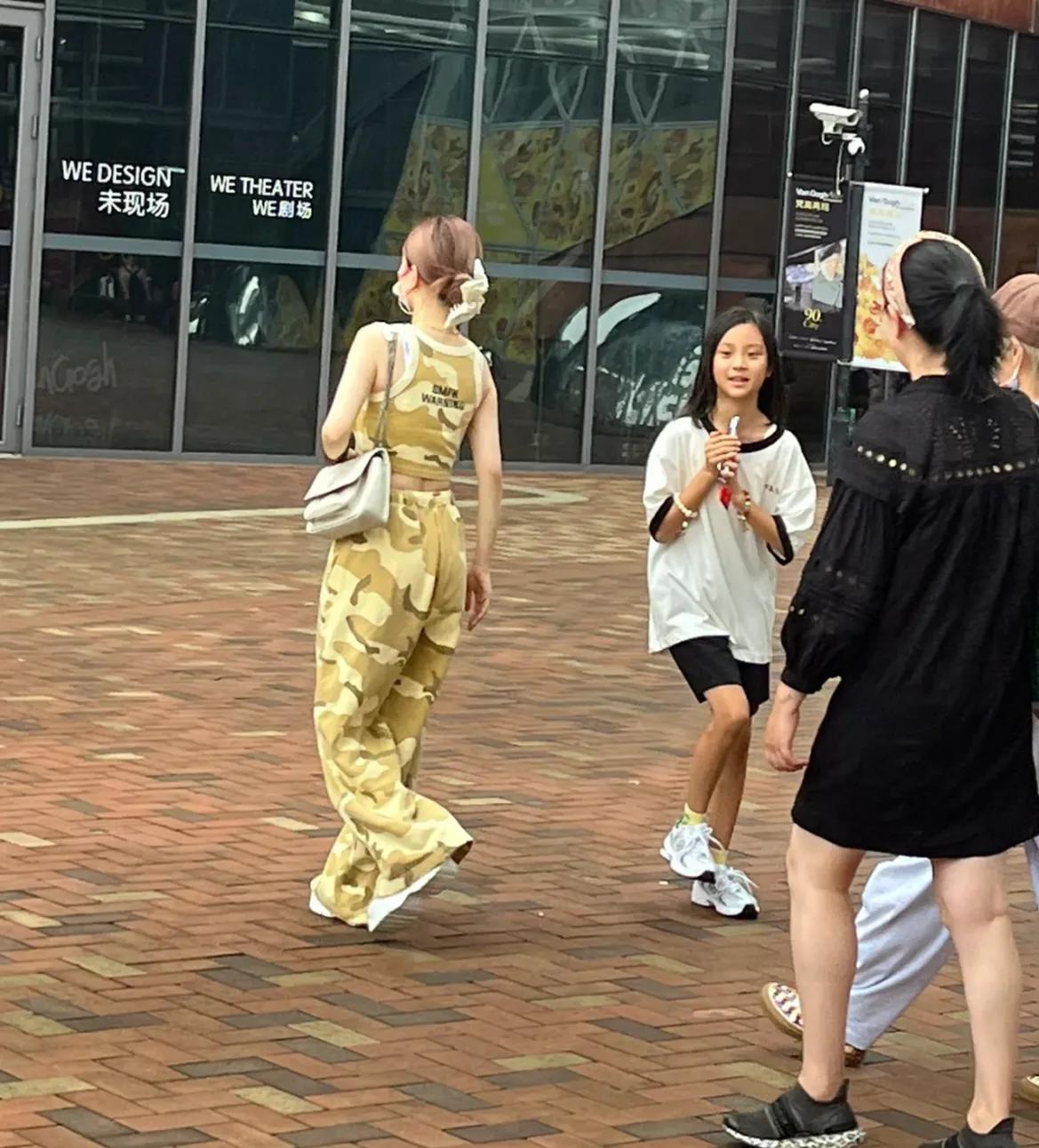 Li Xiaolu took Tianxin to the exhibition. The 10-year-old Tianxin was ...