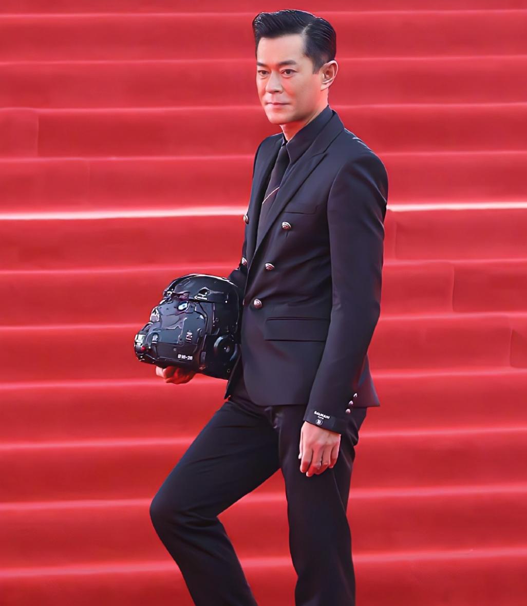 51-year-old Gu Tianle rarely sheds tears in public!The eyes are red and ...