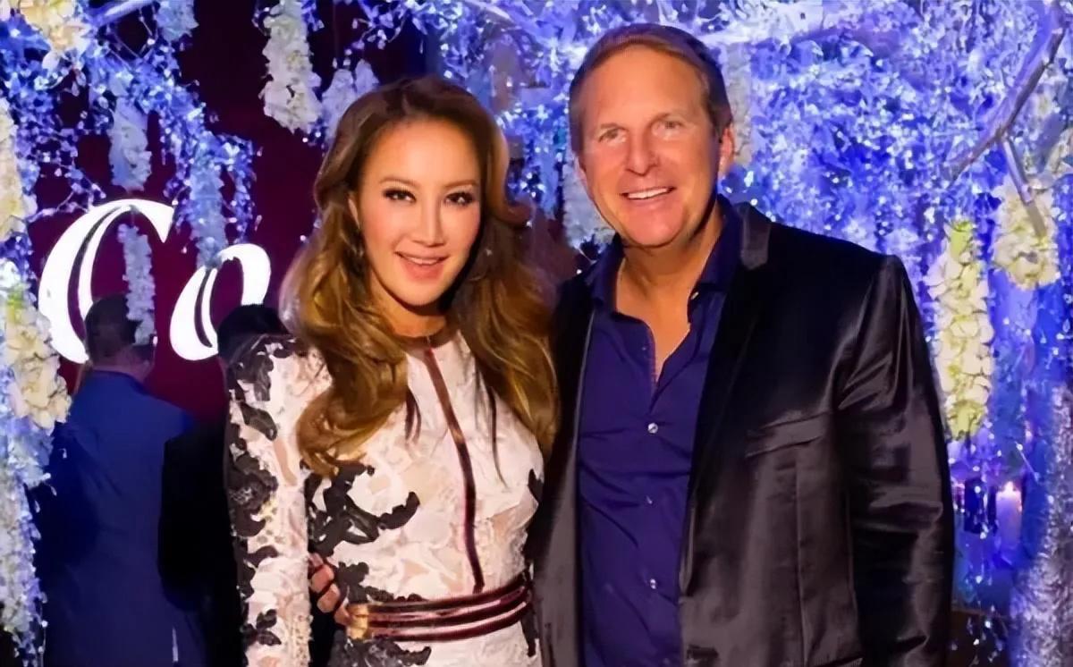 CoCo Lee husband wiped tears in mourning hall? - iMedia