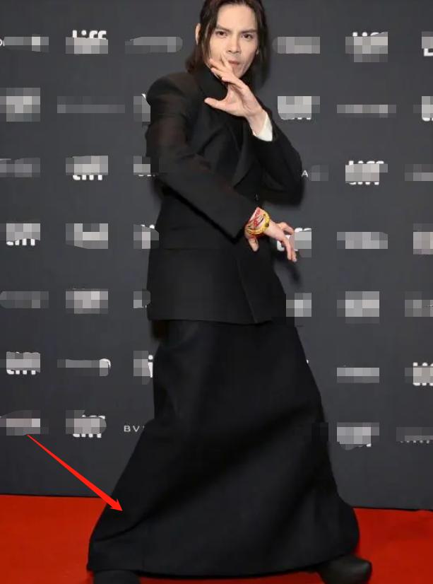 Guo Biting and his wife appear together! The woman has a fat figure and ...