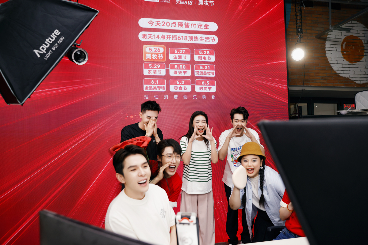 "Lipstick Brother" Li Jiaqi brought goods to netizens and caused public ...