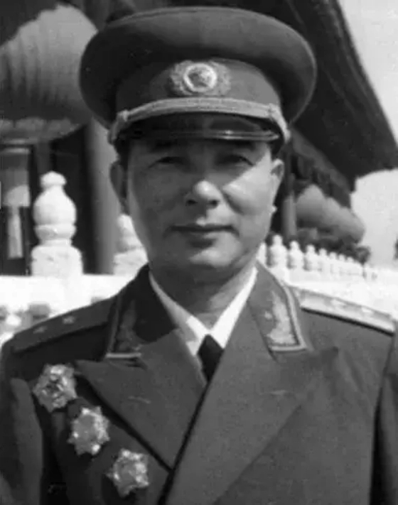 In 1957, the two gods of war Su Yu and Lin Biao took a group photo ...