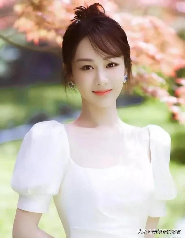 Yang Zi's new look is getting more and more beautiful.Now Yang Zi is ...